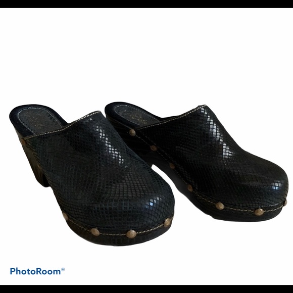 Very Volatile | Shoes | Very Volatile Black Clogs Shiny Snake Skin Sz ...